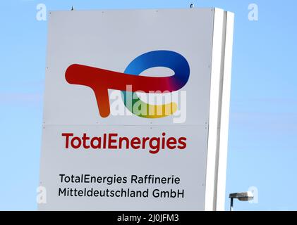 Entrance to the Total Raffinerie Mitteldeutschland GmbH refinery in ...