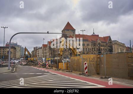 Long metal grid barrier along a construction area Stock Photo - Alamy