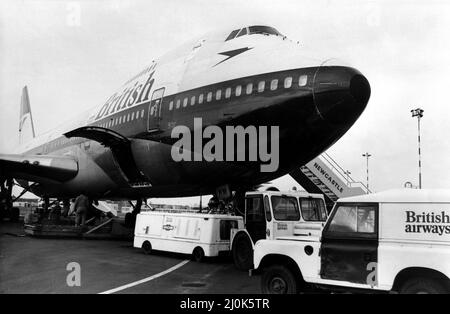 The First Boeing 747 to land at Heathrow Airport Jan 1970 Airport and ...