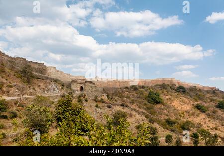 Ram Pol entrance gate and impressive walls of Kumbhalgarh (Kumbhal fort ...