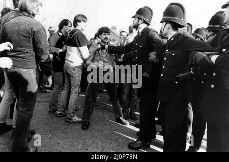 The National Miners Strike 1984 Police guard the pickets at the ...