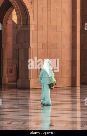Sultan Qaboos Grand Mosque Women wearing Kandoorah, Lahaf Traditional ...