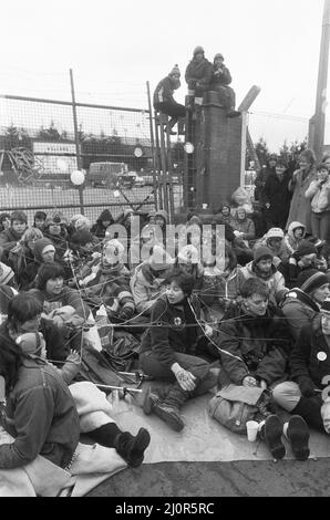 70,000 protesters converge on "Women's Peace Camp" at Greenham Common ...