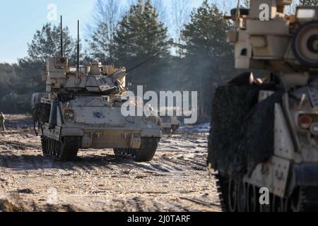 An M2A3 Bradley Fighting Vehicle crew shoots the vehicle’s M242 ...
