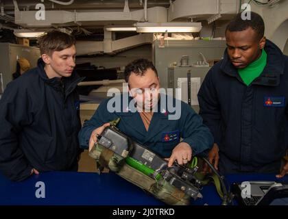 US Navy Aircrew Survival Equipmentman 1st Class shoots an M4-A1 assault ...