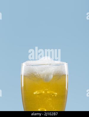 Mug of frosty dark red beer with foam Stock Photo - Alamy