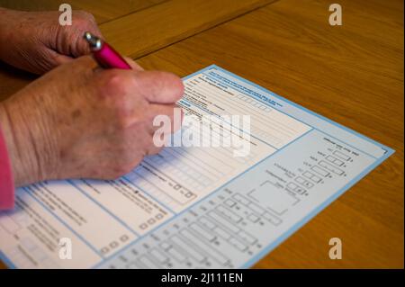 Lady with pen filling in DVLA form on desk in uk Stock Photo - Alamy
