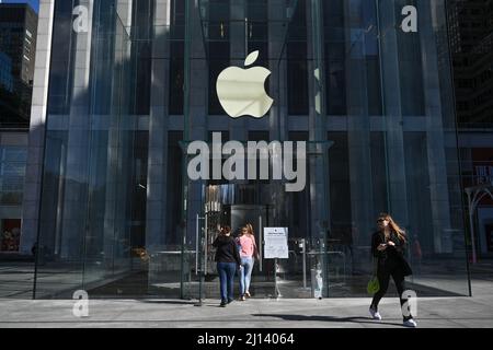 The Apple Inc. flagship store on Fifth Avenue in Midtown Manhattan in ...