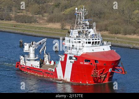 Offshore Support Vessel, Vos Sweet, sailing down the Eems estuary en ...