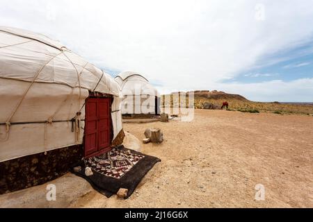 Yurt campsite in the Kyzylkum desert in Northern Uzbekistan, Central ...