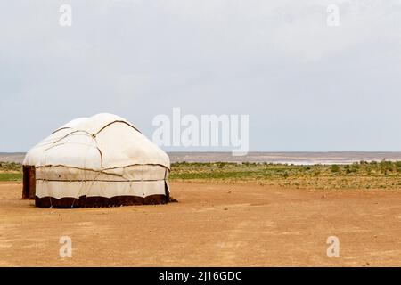 Yurt campsite in the Kyzylkum desert in Northern Uzbekistan, Central ...