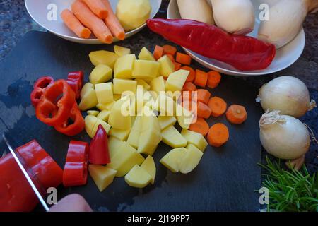 Southern German cuisine, preparing vegetables from the Römertopf ...