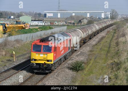 A class 60 diesel locomotive number 60082 'Mam Tor' and a class 37 ...