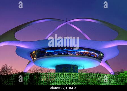 Theme Building at LAX Airport. Iconic space age structure with Populuxe ...