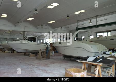 Indoor shipyard of speed boats in construction Stock Photo - Alamy