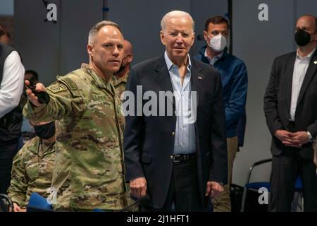 82nd Airborne Division Commander Maj. Gen. James Huggins and 82nd ...