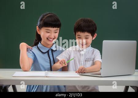 Elementary school students online learning Stock Photo - Alamy