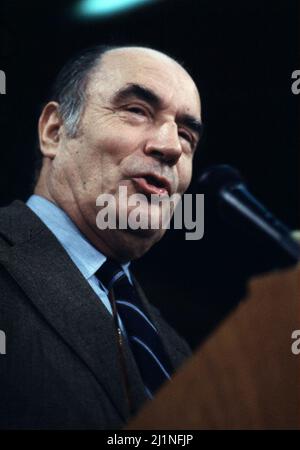 MITTERRAND , FRANCOIS. POLITICO FRANCES . 1916 - 1996. EN SU DISCURSO ...