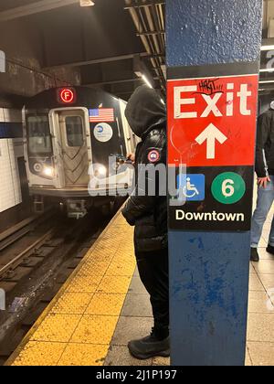 incoming nyc subway train Stock Photo - Alamy