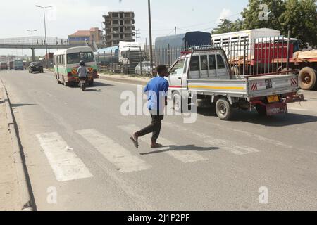 People crossing Mandela Road in the Buguruni area of ??Dar es Salaam ...