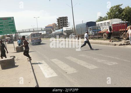 People crossing Mandela Road in the Buguruni area of ??Dar es Salaam ...