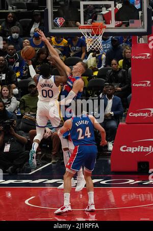 Golden State Warriors center Kristaps Porziņģis (7) stands next to ...