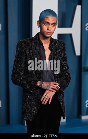 Dominic Fike walking on the red carpet at the 2022 Vanity Fair Oscar ...