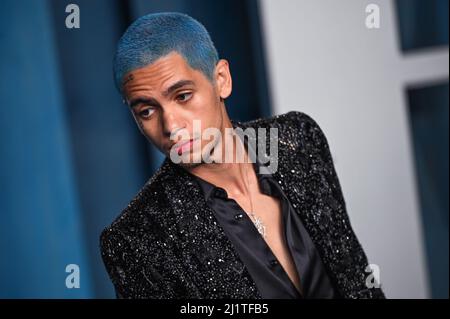 Dominic Fike walking on the red carpet at the 2022 Vanity Fair Oscar ...