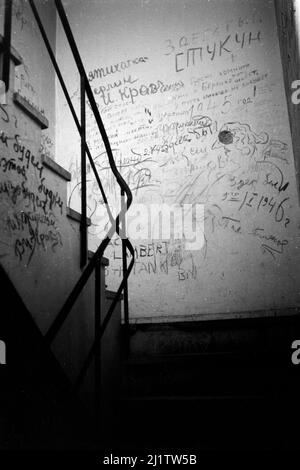 Sowjetische Graffiti im Treppenhaus des Führerbunkers, 1947. Soviet ...