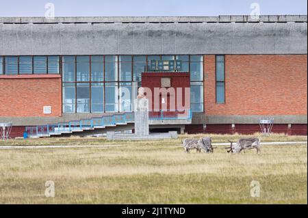 Statue of Lenin in Pyramiden Svalbard Stock Photo - Alamy