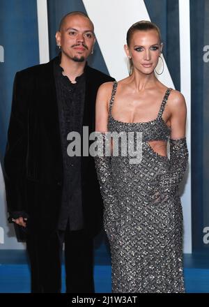 Ashlee Simpson walking on the red carpet at the 2022 Vanity Fair Oscar ...