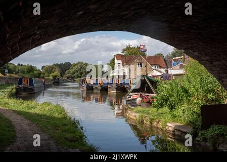 Boatyard at Lower Heyford wharf, Oxford Canal, Oxfordshire, UK Stock ...