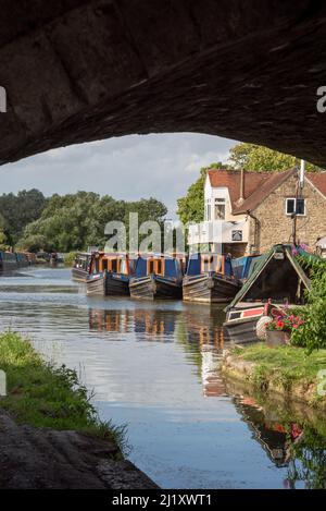 Boatyard at Lower Heyford wharf, Oxford Canal, Oxfordshire, UK Stock ...