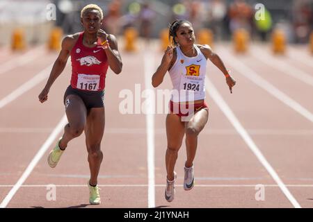 Jada Baylark of Arkansas and Celera Barnes of USC prepare for the lean ...