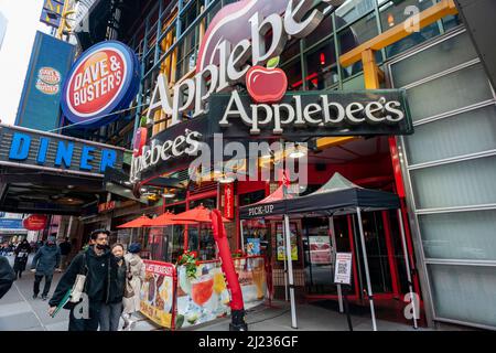 Applebee's Restaurant, Times Square, NYC Stock Photo - Alamy