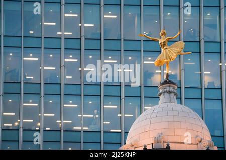 Anna Pavlova Statue atop Victoria Palace Theatre Stock Photo - Alamy