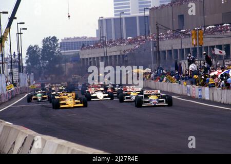 Nigel Mansell (GBR) Williams FW11B Honda lead the group at start Stock ...
