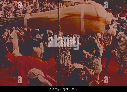 Onion shaped coffin, artwork by Ghanaian visual artist Seth Kane Kwei ...