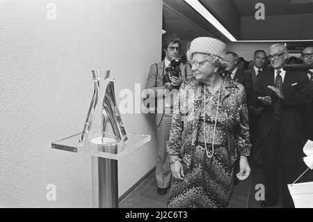 Queen Juliana visits Slotervaart Hospital in Amsterdam, Queen Juliana ...