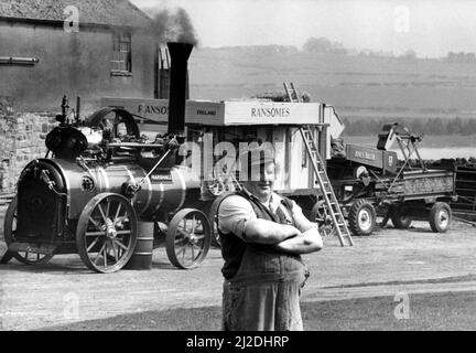 Steam traction engine driving threshing machine Norfolk Stock Photo - Alamy