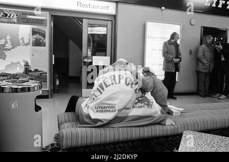 Liverpool Fans and Supporters return home. Day after Heysel Stadium ...