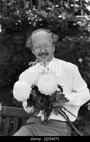 TV WEATHER PRESENTER MICHAEL FISH. * 17/4/02: BBC weatherman Michael ...