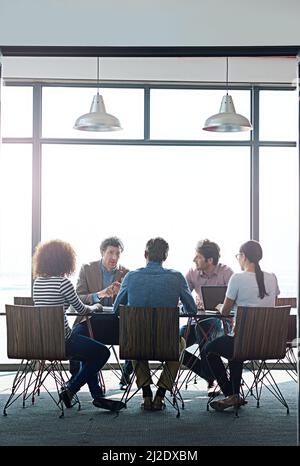 People at round table session Stock Photo - Alamy