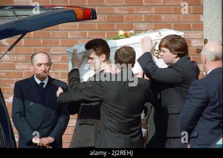 The funeral of James Bulger, Kirkby. 1st March 1993 Stock Photo - Alamy