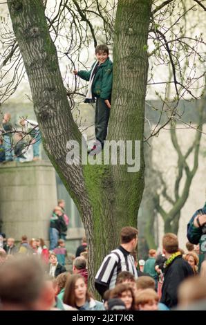 Fans line up along the route before the New York Knicks' NBA ...