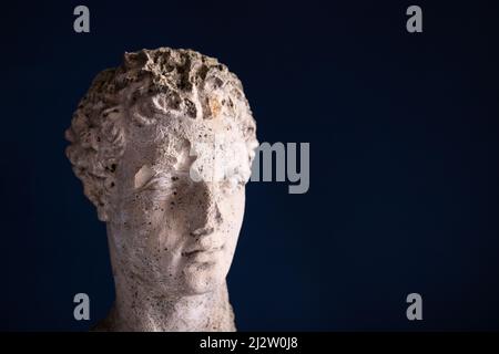 Ancien statue on dark background Stock Photo - Alamy