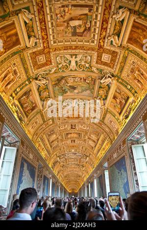Ceiling painting, Europe/, museum visitors, tourists, Galleria delle carte geografiche, Gallery ...