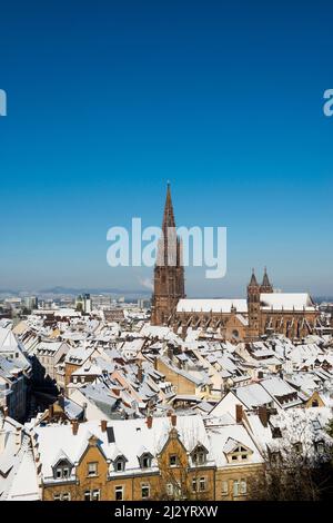 Winter mood with snow, Freiburg Minster, Freiburg im Breisgau, Black ...