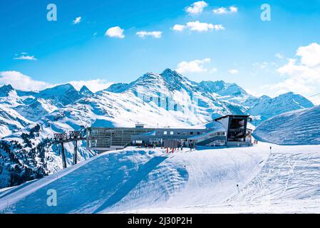 Valluga ski station with tourists at snowy mountain range in alps Stock ...