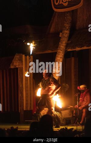 Fire dancer at traditional Hawaiian luau Stock Photo - Alamy
